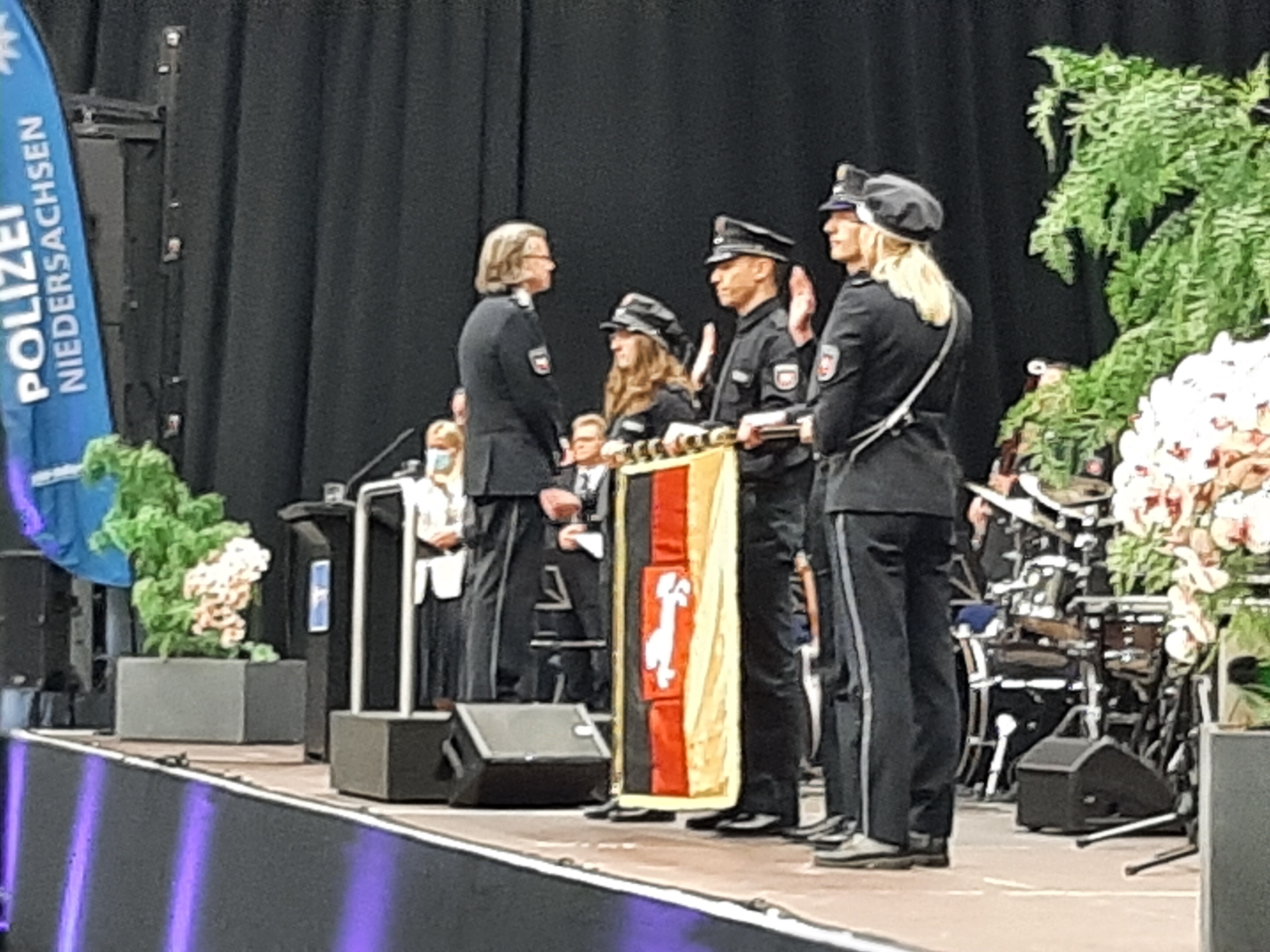 Vereidigung der neuen Polizeikommissar-Anwärterinnen und -Anwärter ...